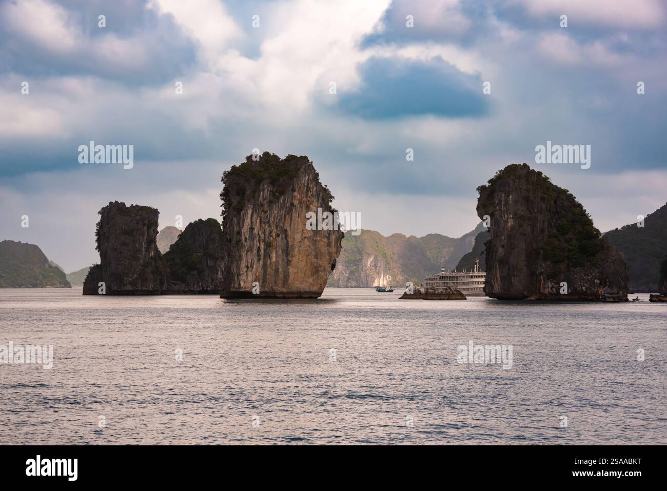Sea bay in Vietnam with islands and boats Stock Photo - Alamy