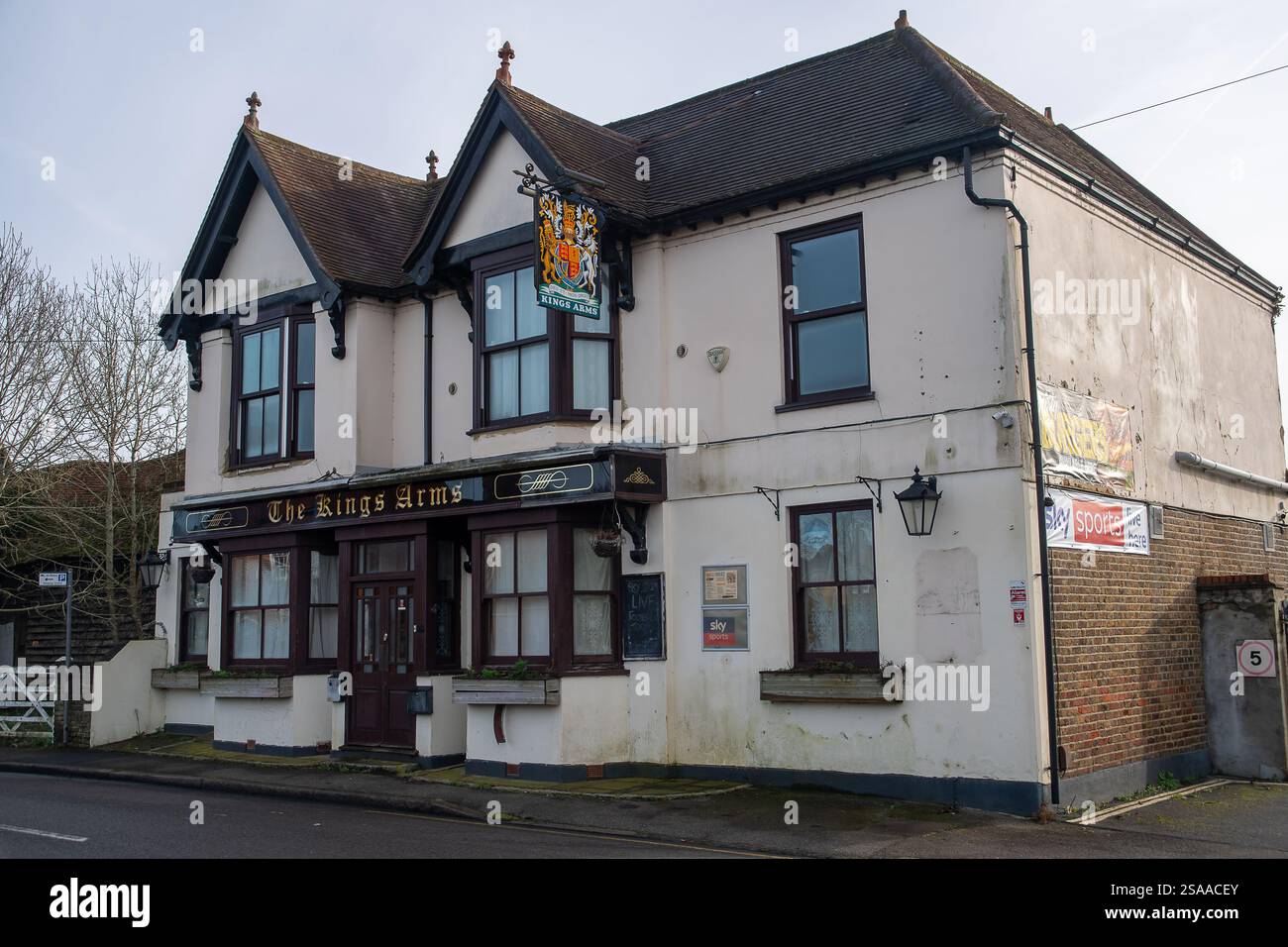 Longford, UK. 29th January, 2025. The Kings Arms pub in Longford ...