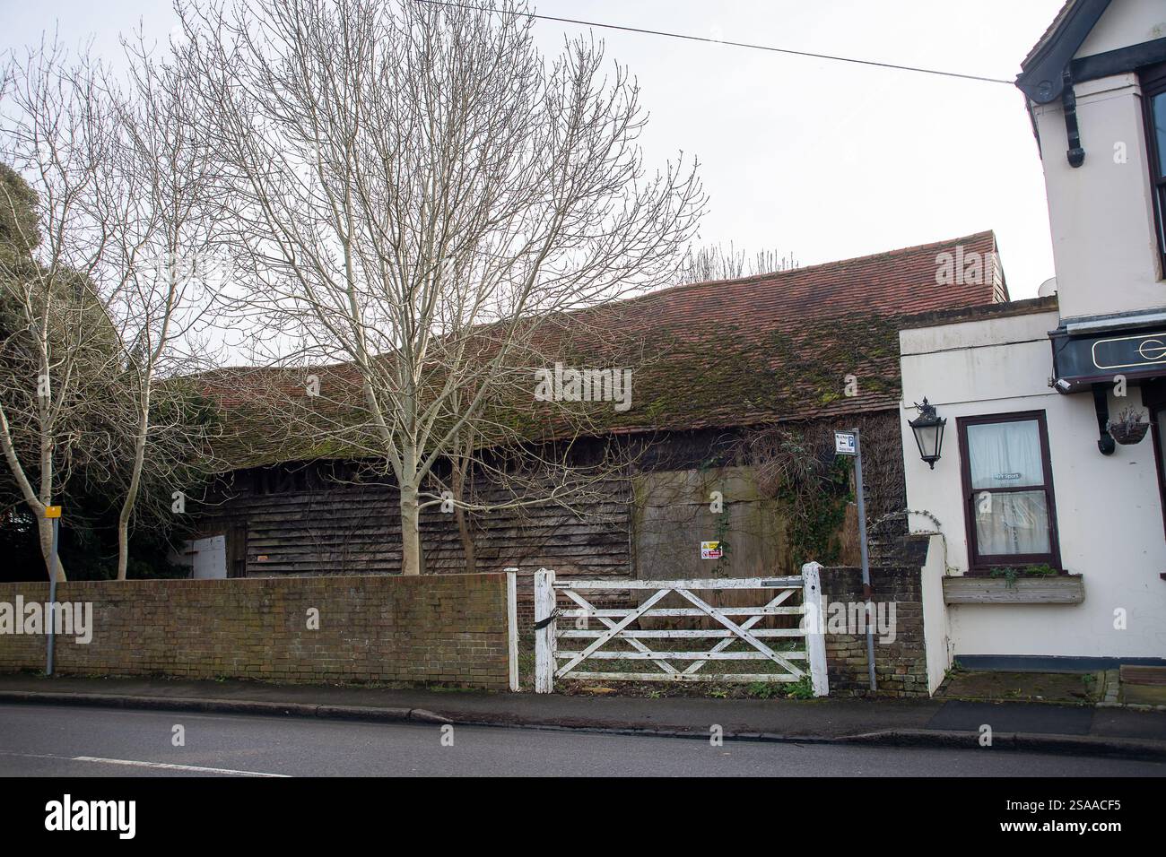 Longford, UK. 29th January, 2025. An old barn in Longford Village in ...