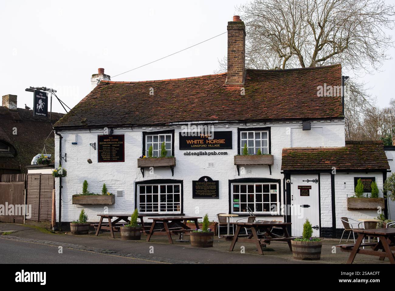 Longford, UK. 29th January, 2025. The White Horse Pub in Longford ...