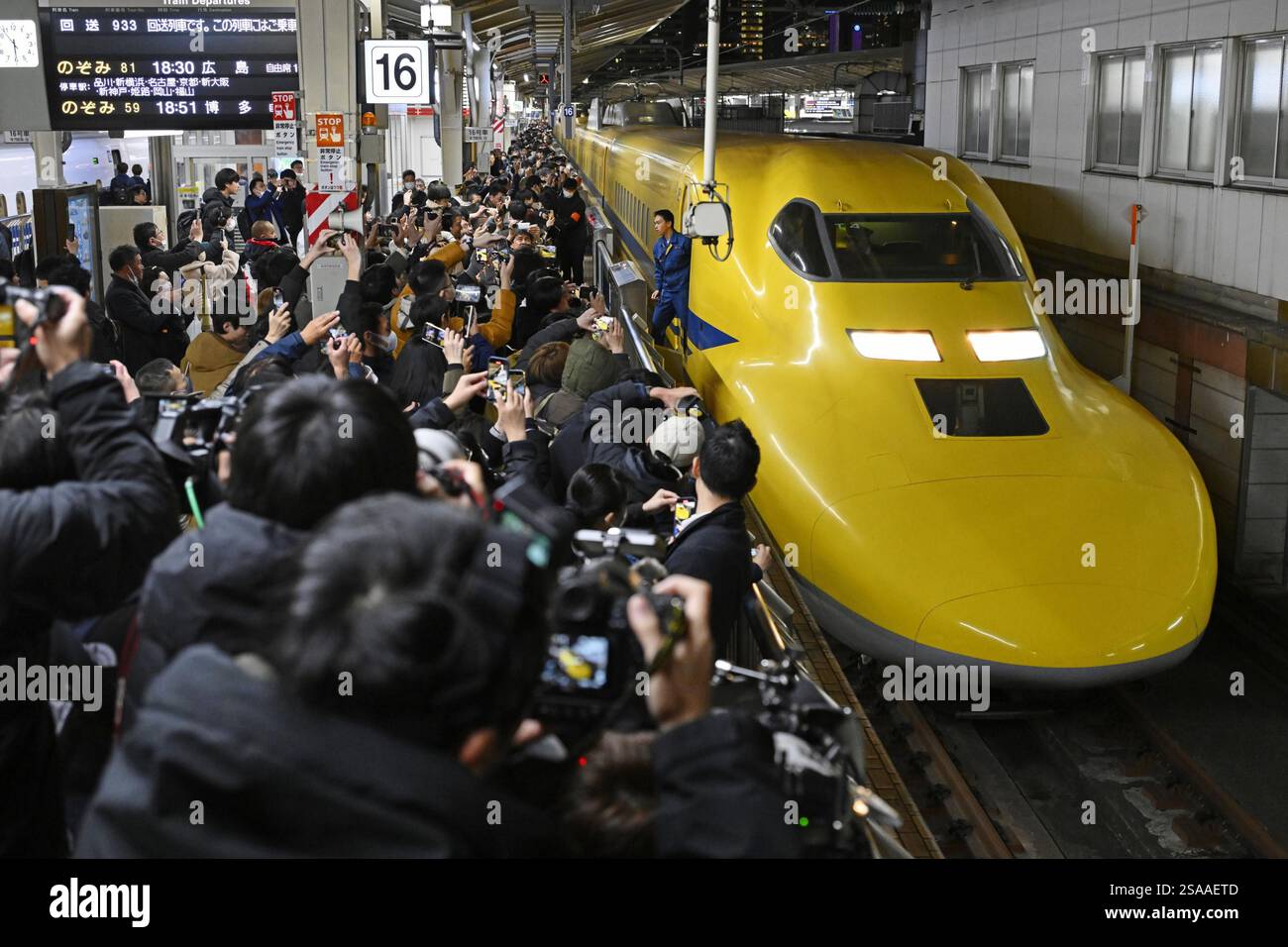 The "Doctor Yellow" T4 edition track-testing bullet train for Japan's ...