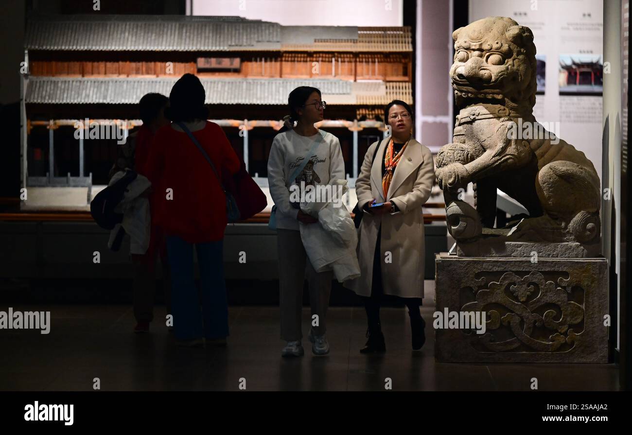 (250129) -- HEFEI, Jan. 29, 2025 (Xinhua) -- Tourists visit the Anhui ...