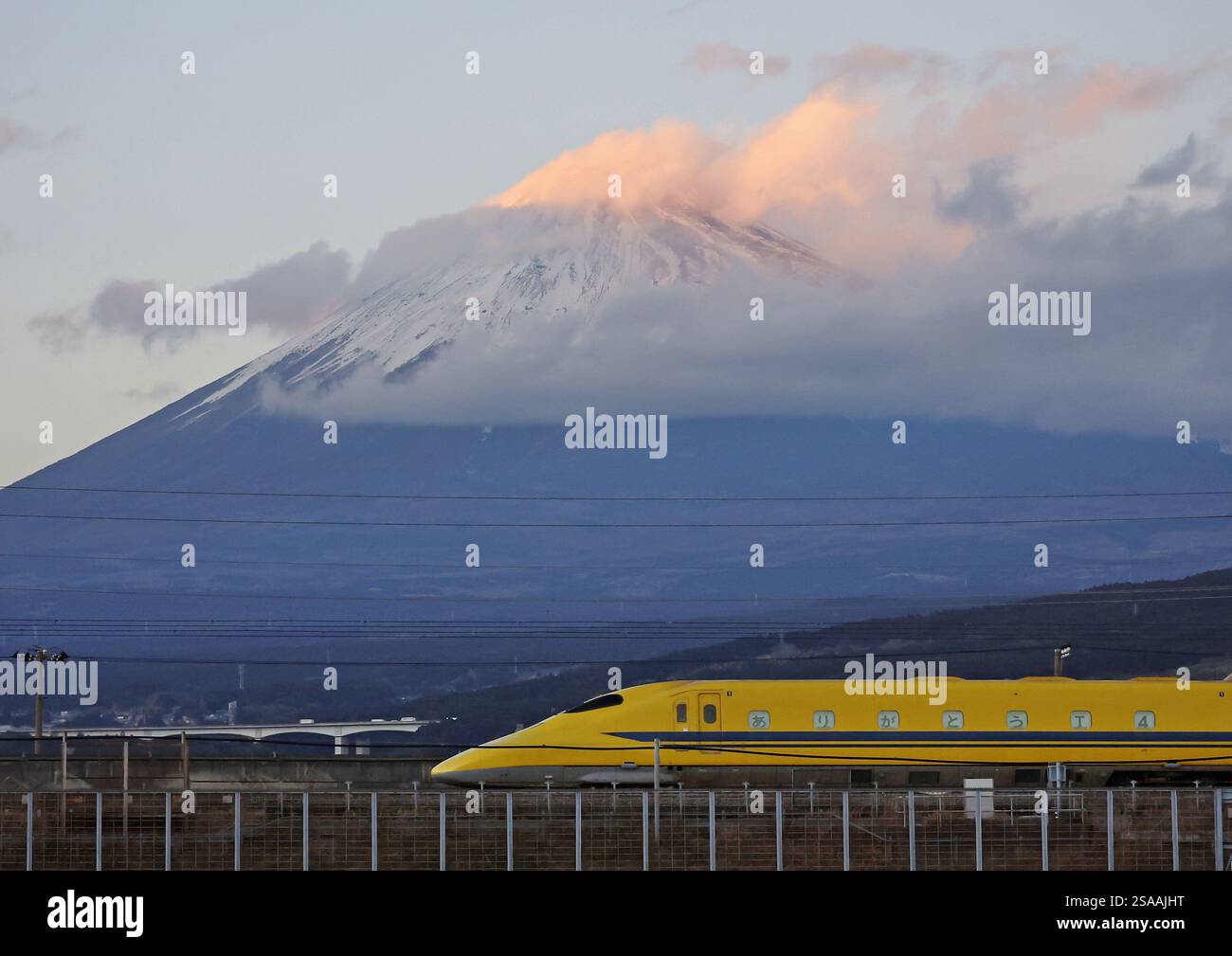 The "Doctor Yellow" T4 edition track-testing bullet train for Japan's ...