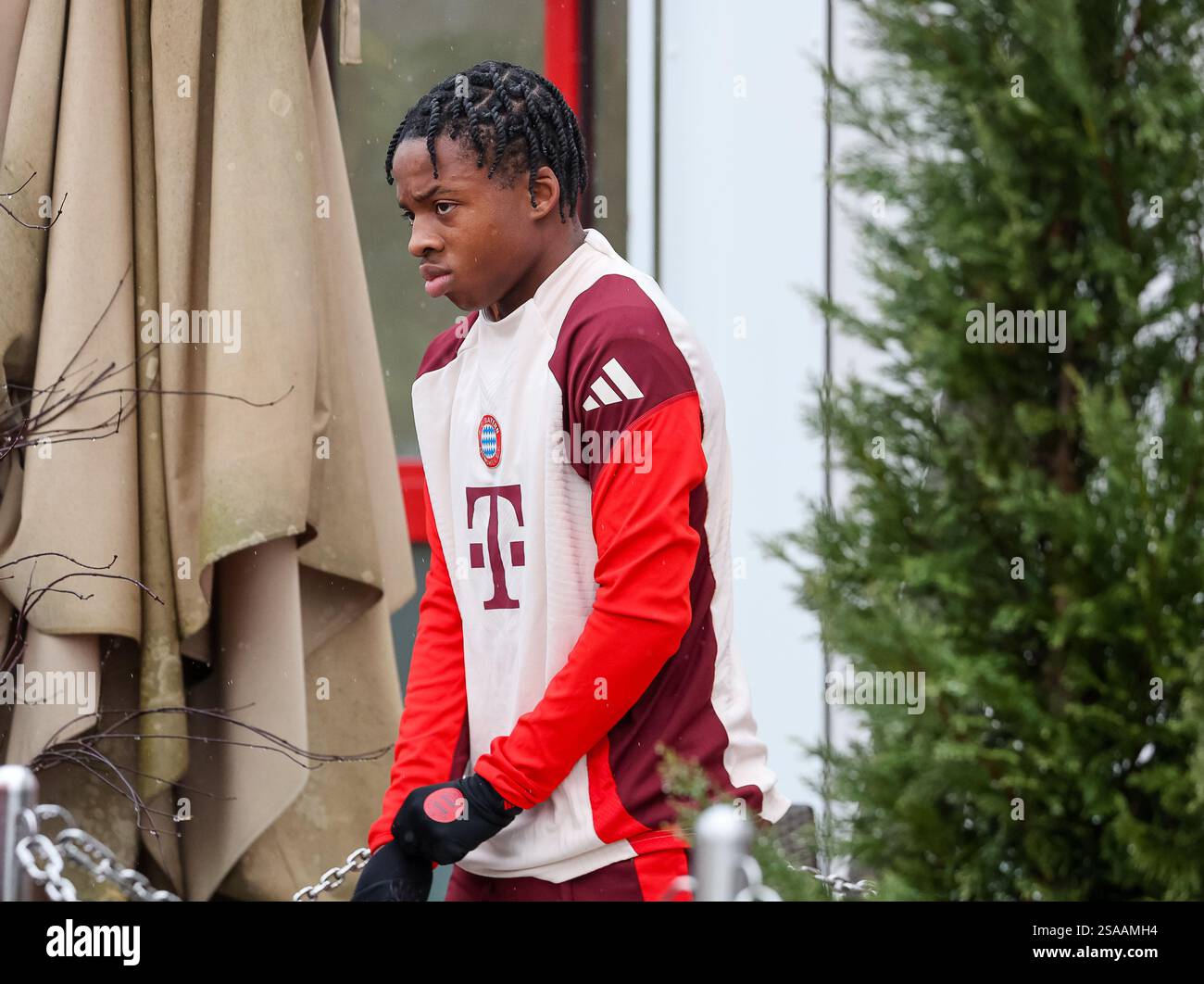 Der 16jaehrige Wisdom Mike (FC Bayern Muenchen) auf dem Weg von der ...