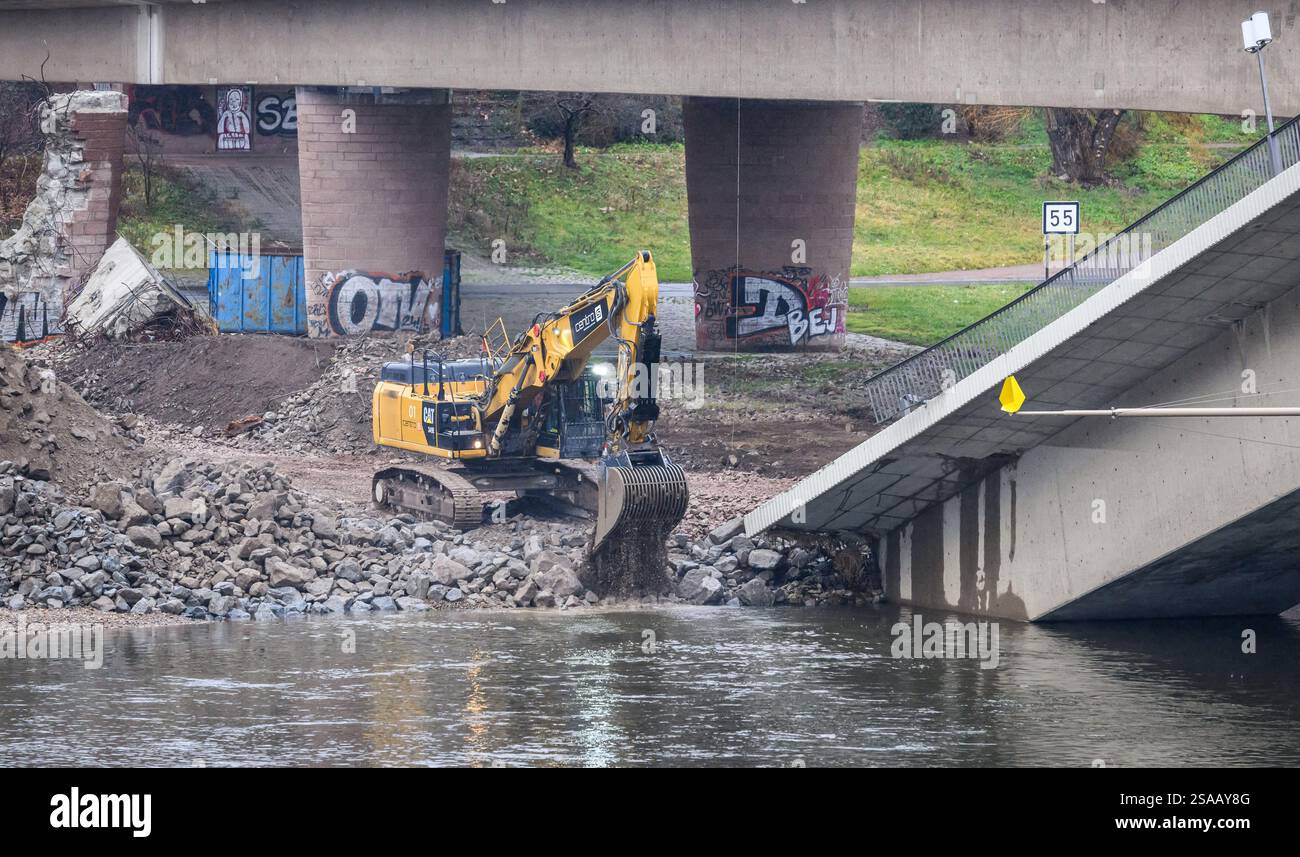Dresden, Germany. 28th Jan, 2025. An excavator is busy building a ...