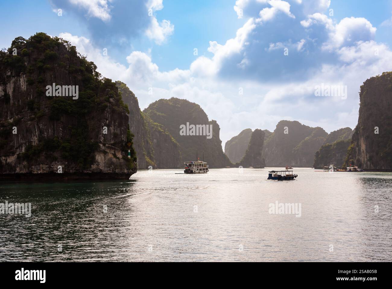 Sea bay in Vietnam with islands and boats Stock Photo - Alamy