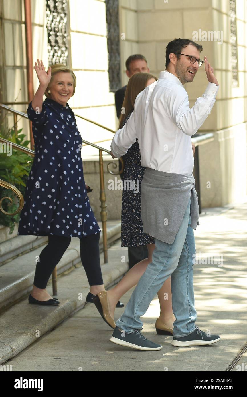 Hillary Clinton, Chelsea Clinton, with new born baby, Jasper Mezvinsky ...