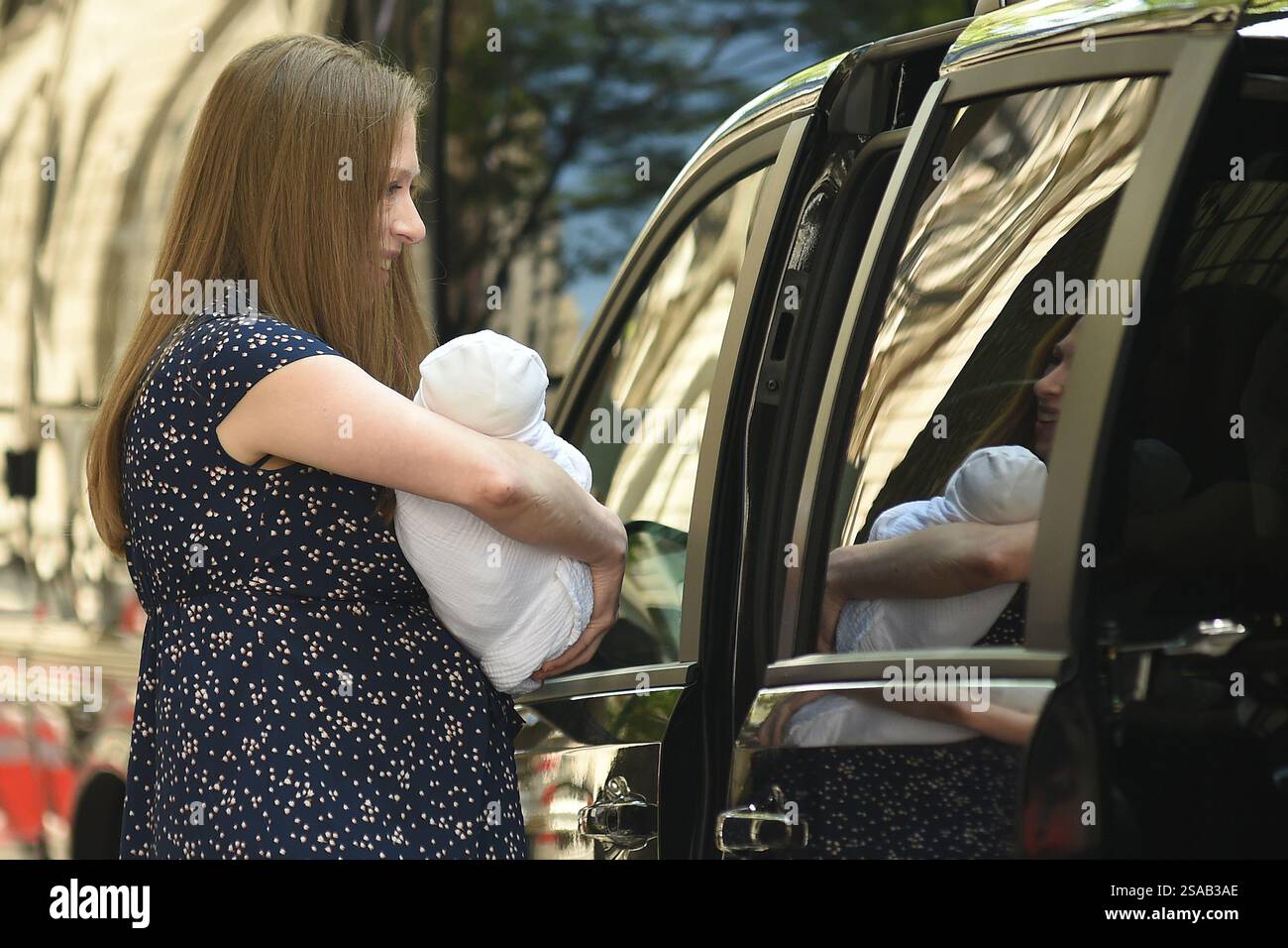 Hillary Clinton, Chelsea Clinton, with new born baby, Jasper Mezvinsky ...