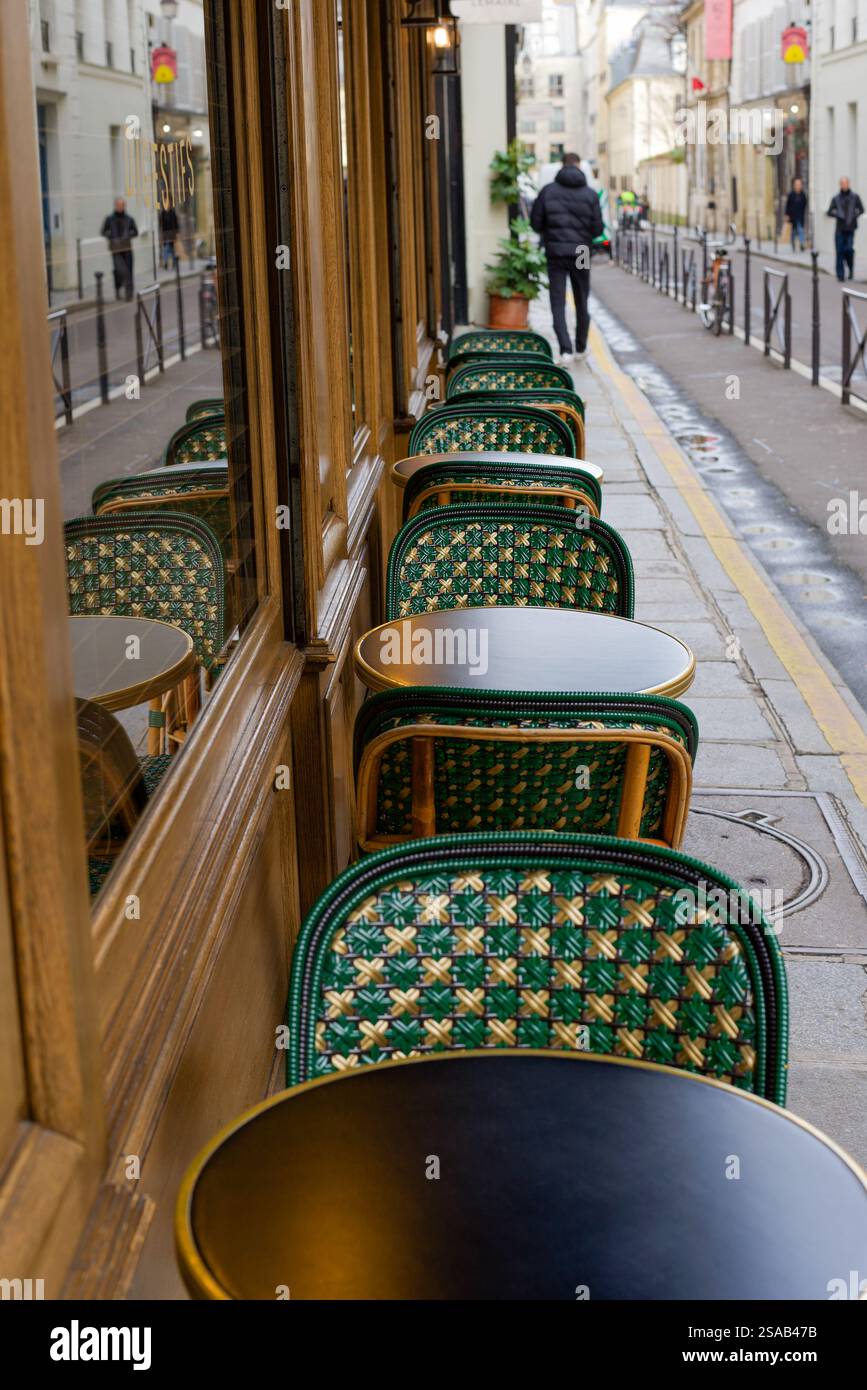 Parisian bistro hi-res stock photography and images - Alamy