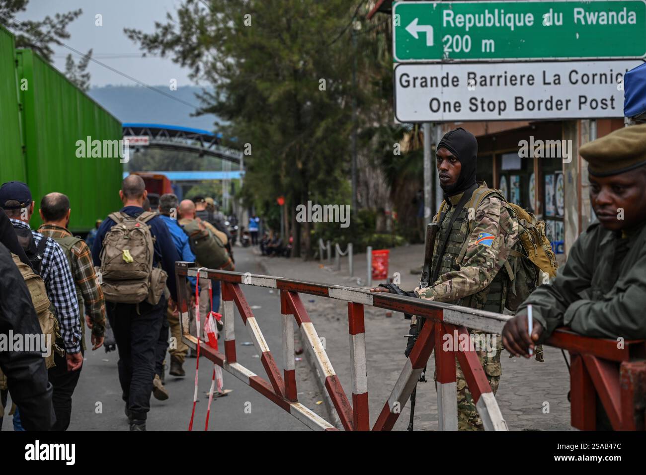 M23 rebels escort Romanian mercenaries to the border crossing into ...