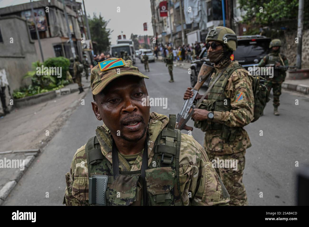 M23 rebels escort Romanian mercenaries to the border crossing into ...