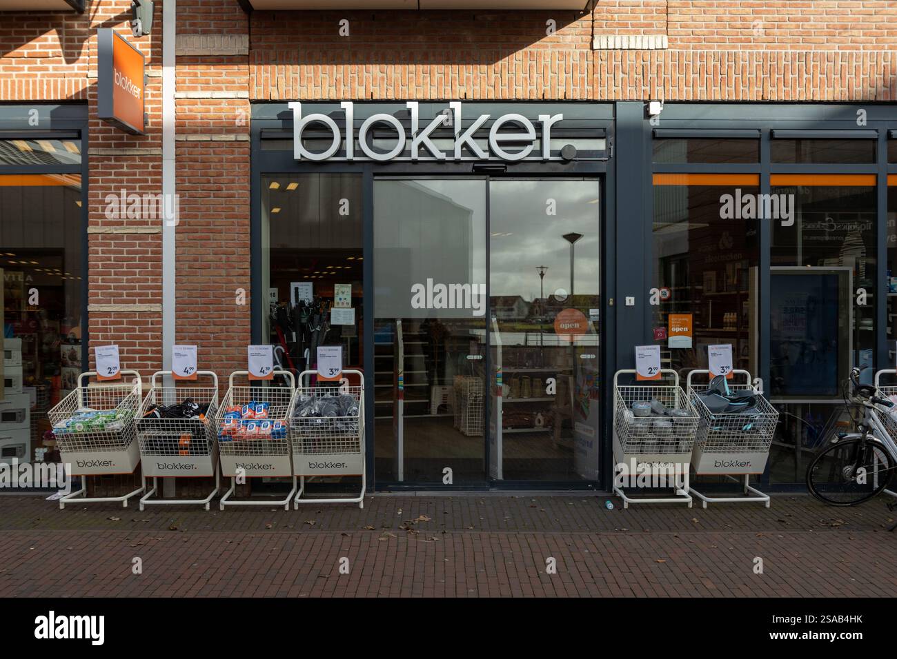 Modern supply chain hi-res stock photography and images - Alamy