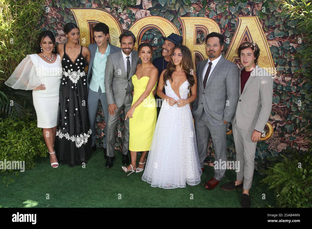 Q'orianka Kilcher, Madeleine Madden, Jeff Wahlberg, Eugenio Derbez, Eva Longoria, Danny Trejo ...