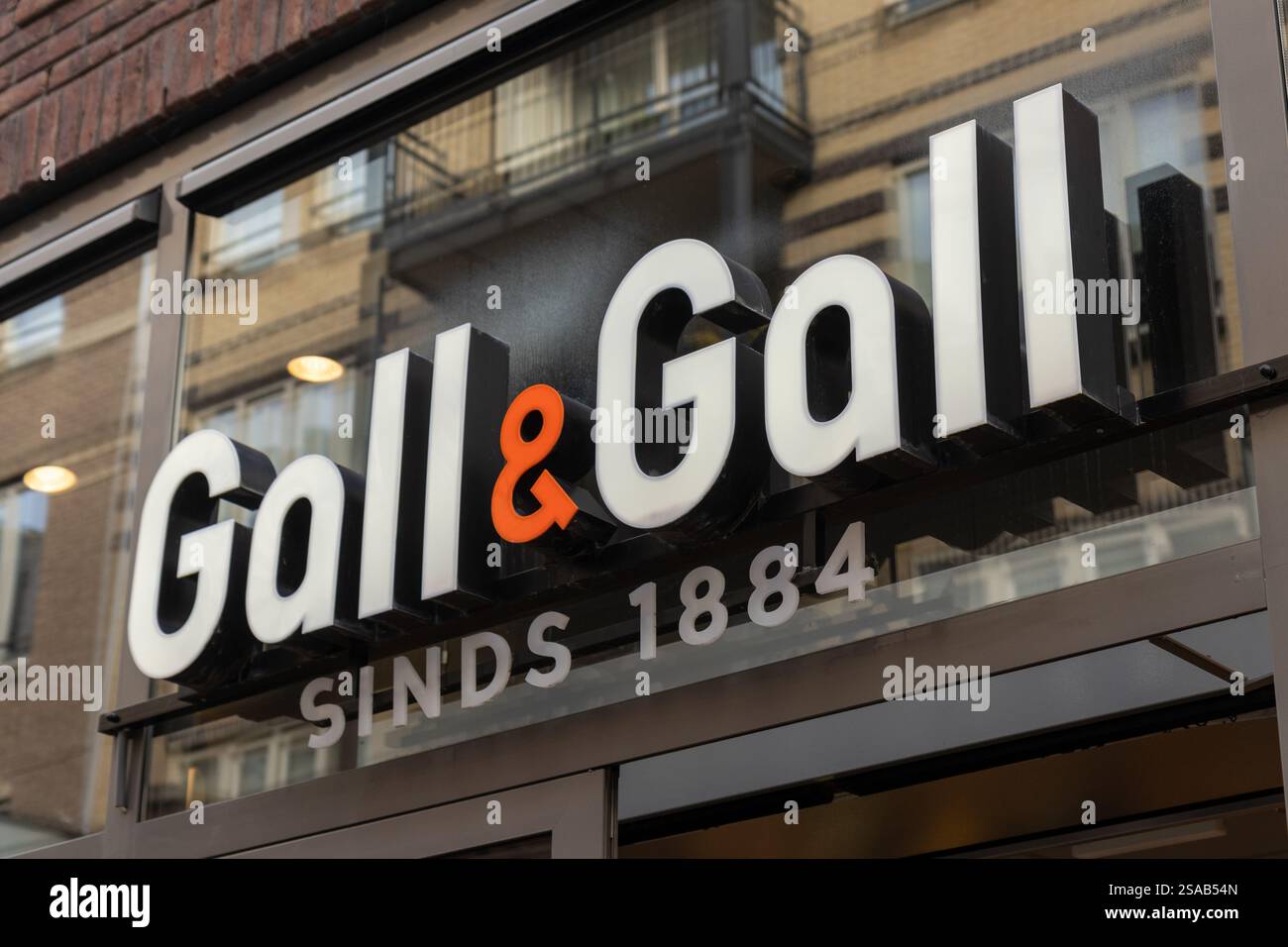 Gall & Gall logo at the Shop, logo above the entrance Stock Photo - Alamy