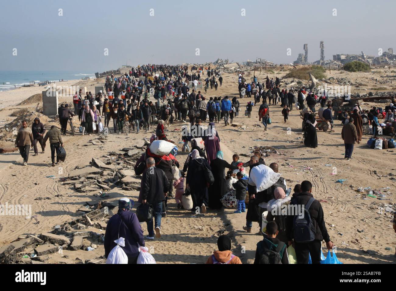 Displaced Palestinians making their way back on foot from the southern ...