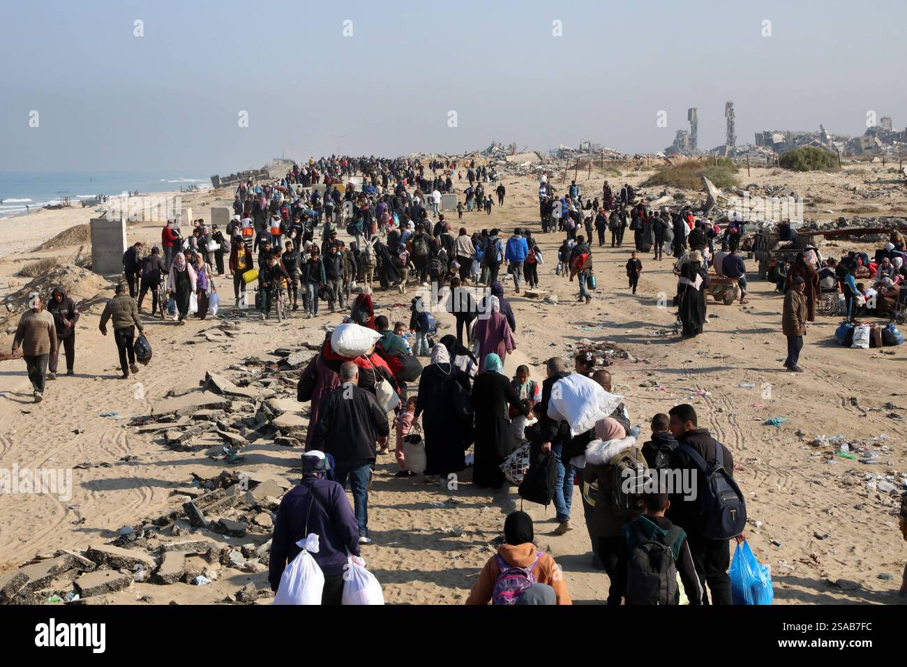 Displaced Palestinians making their way back on foot from the southern ...