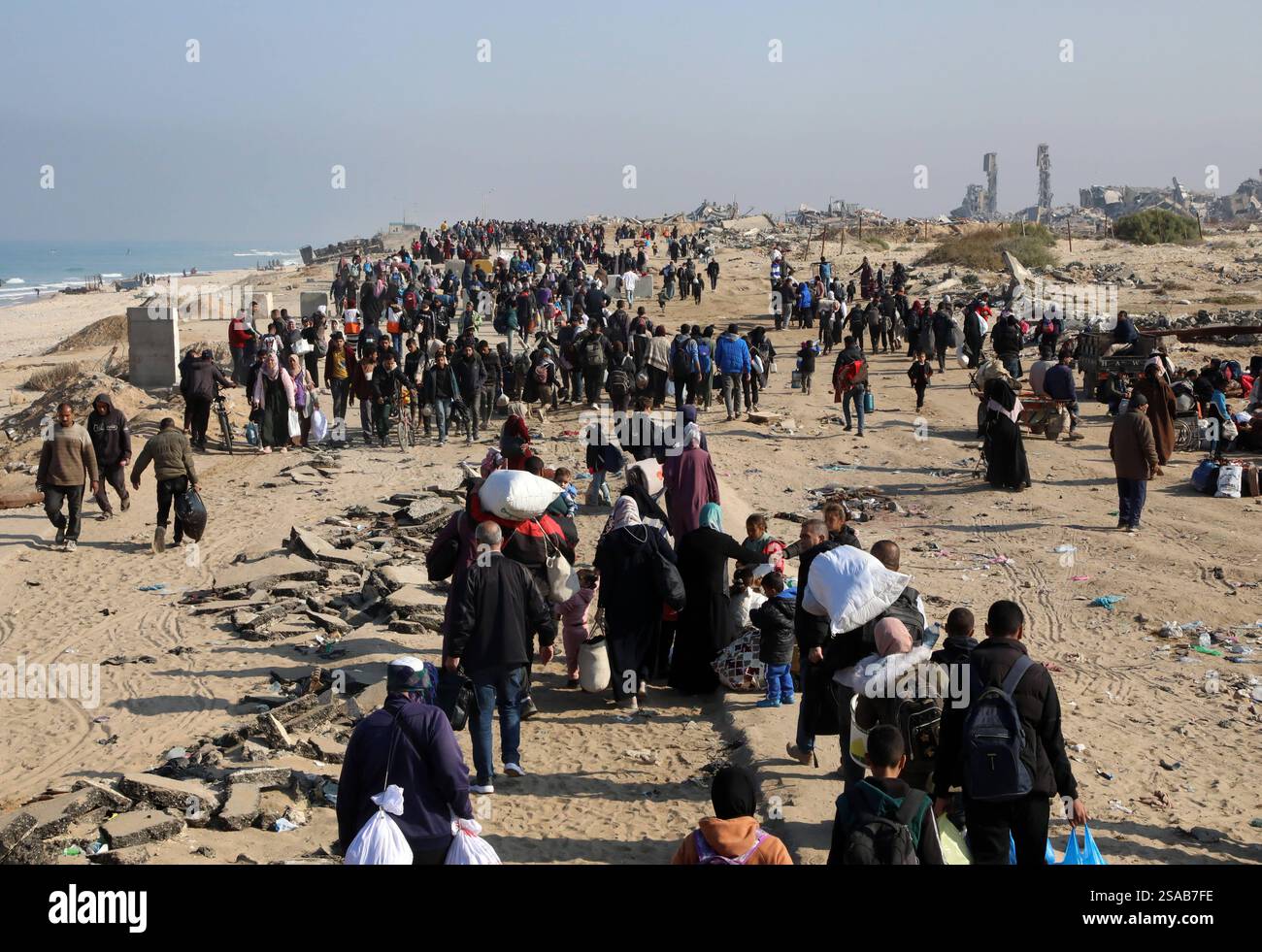Displaced Palestinians making their way back on foot from the southern ...