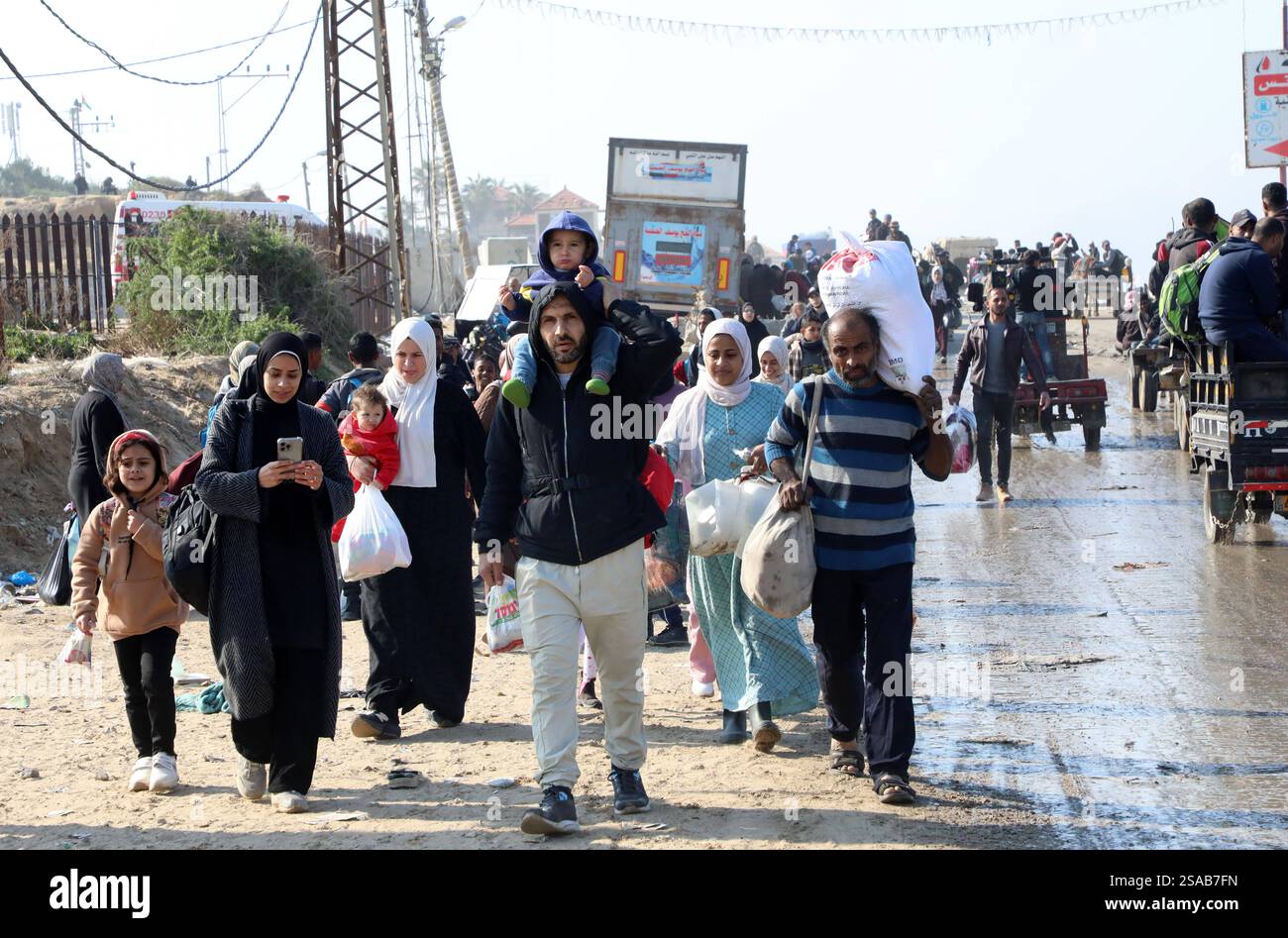 Displaced Palestinians making their way back on foot from the southern ...