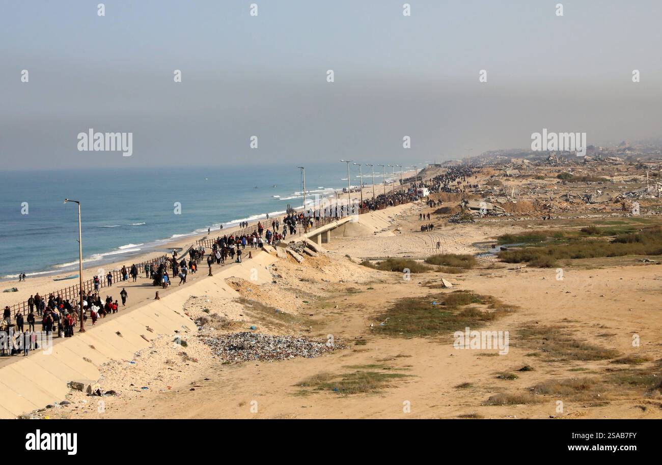 Displaced Palestinians making their way back on foot from the southern ...