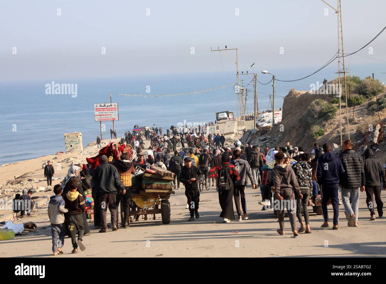 Displaced Palestinians making their way back on foot from the southern ...