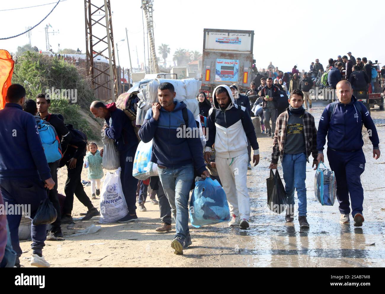 Displaced Palestinians making their way back on foot from the southern ...