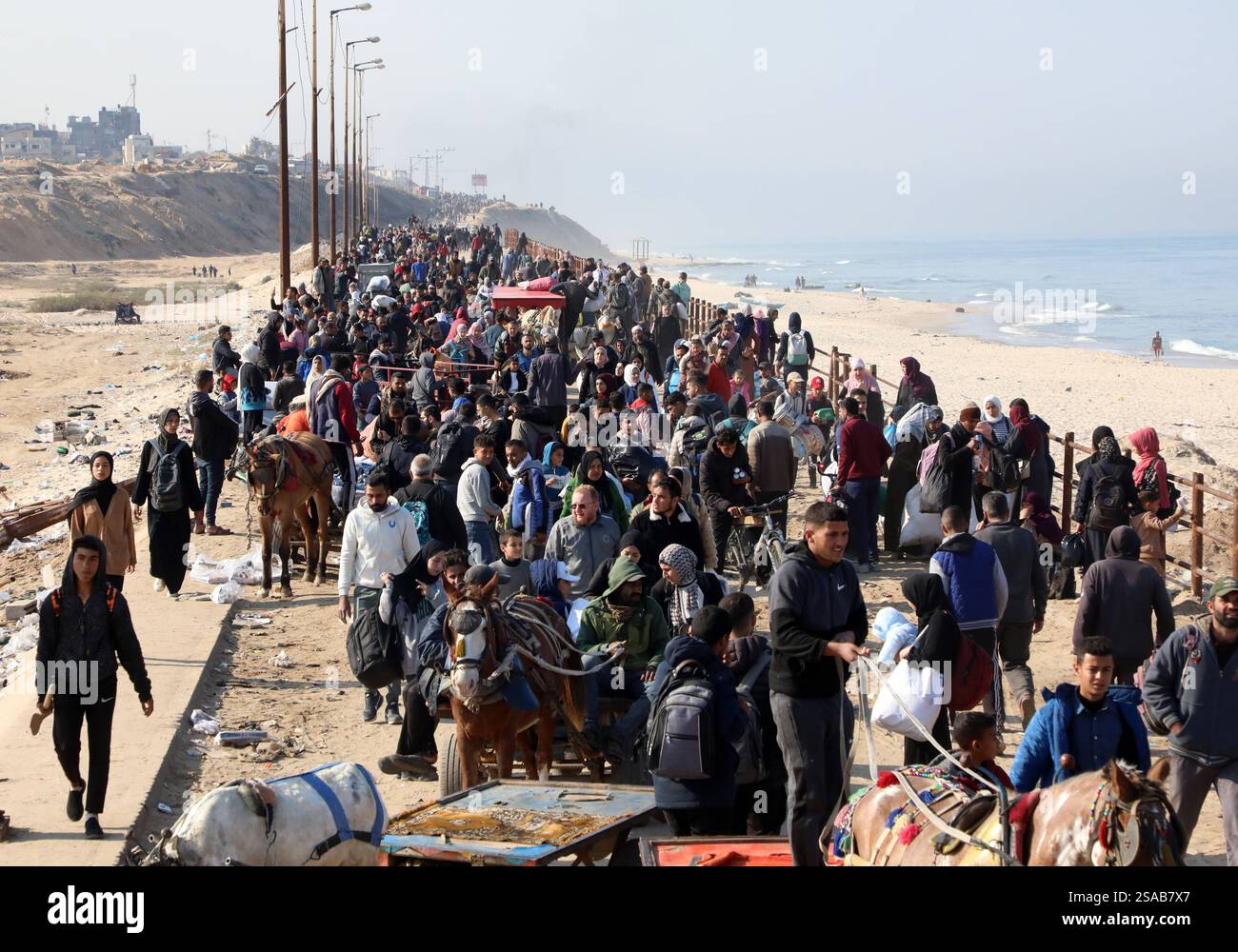 Displaced Palestinians making their way back on foot from the southern ...