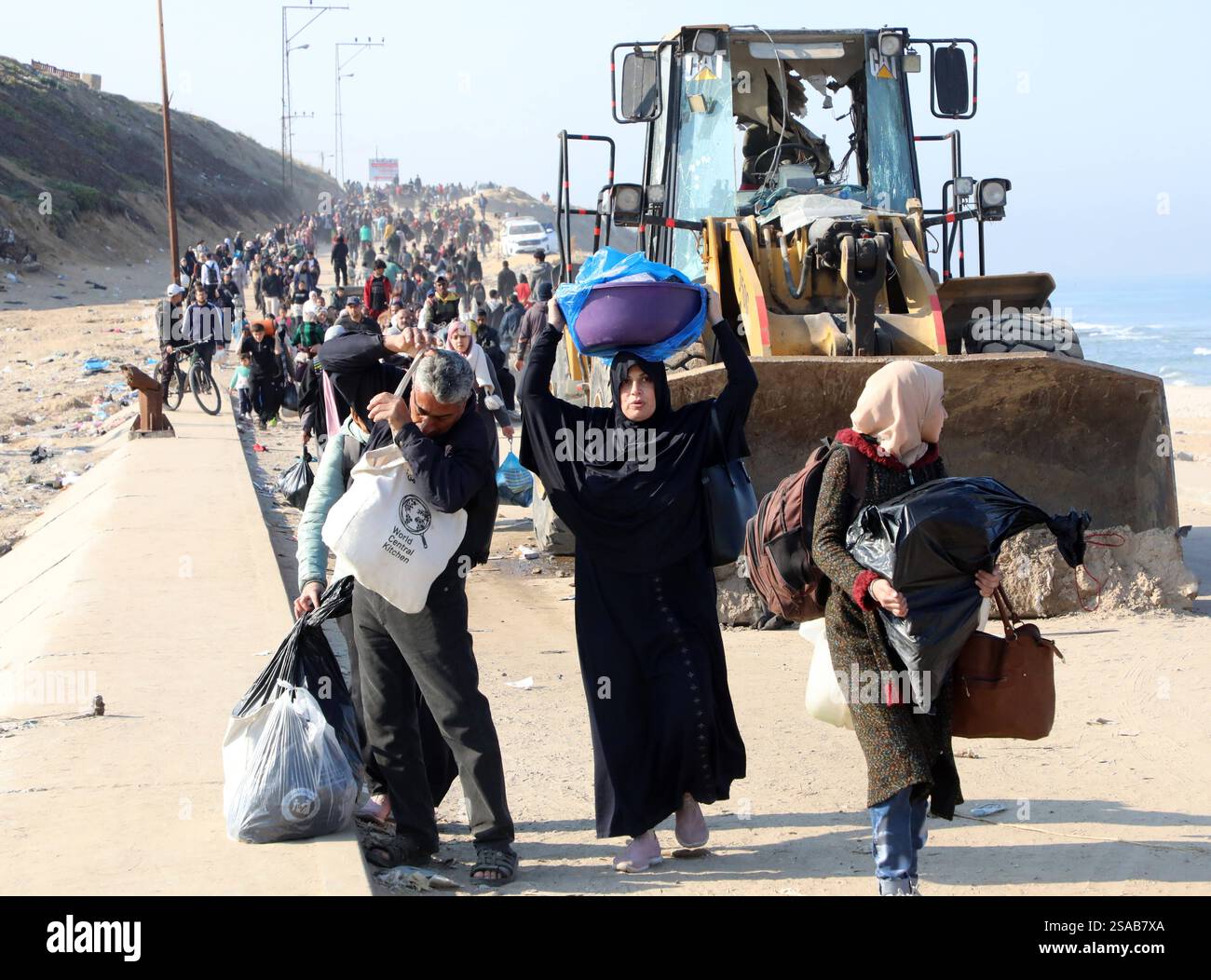 Displaced Palestinians making their way back on foot from the southern ...
