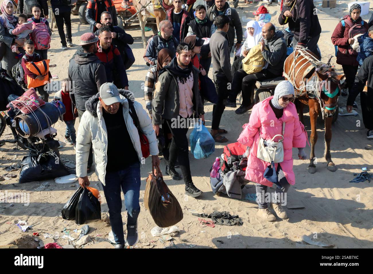 Displaced Palestinians making their way back on foot from the southern ...