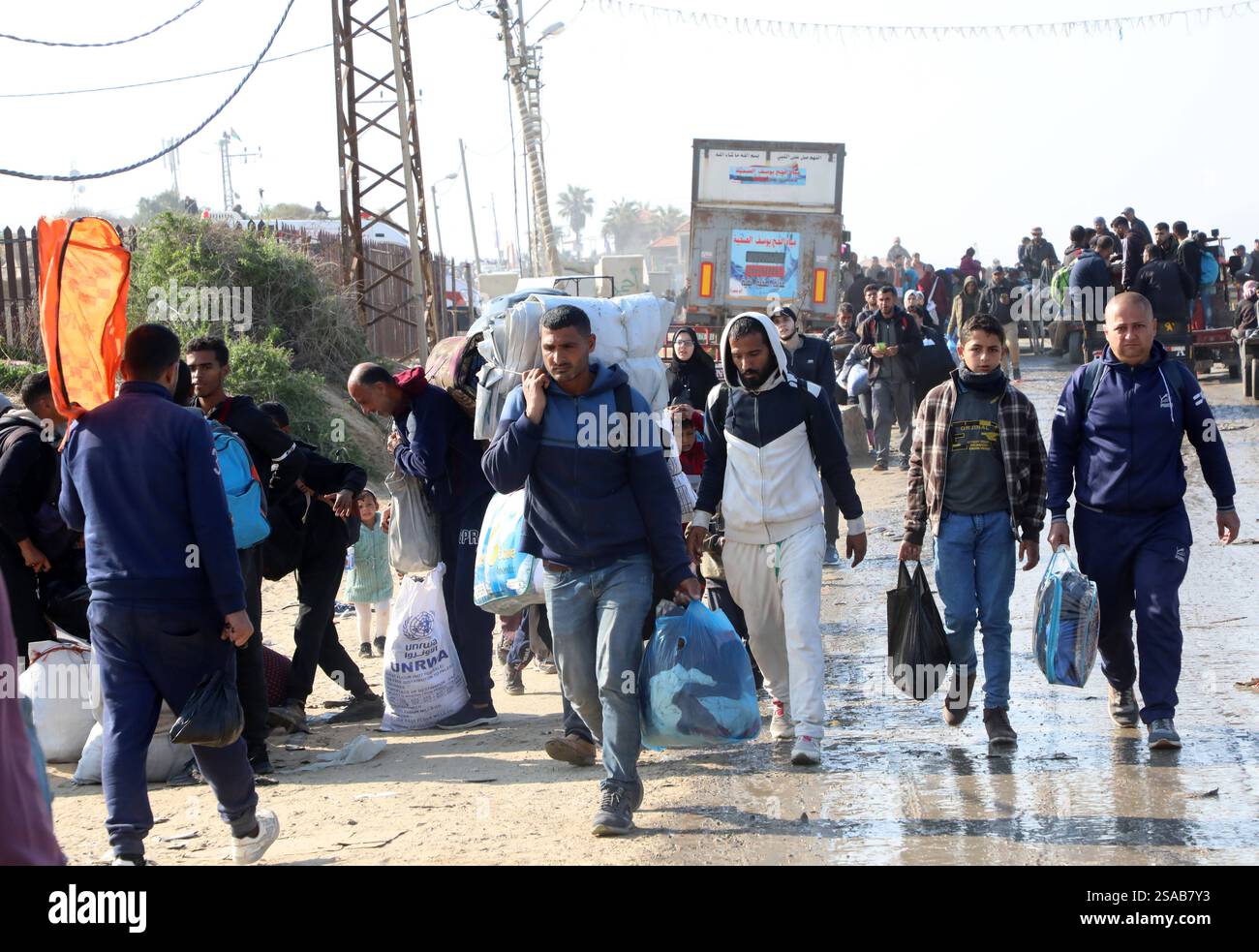 Displaced Palestinians making their way back on foot from the southern ...