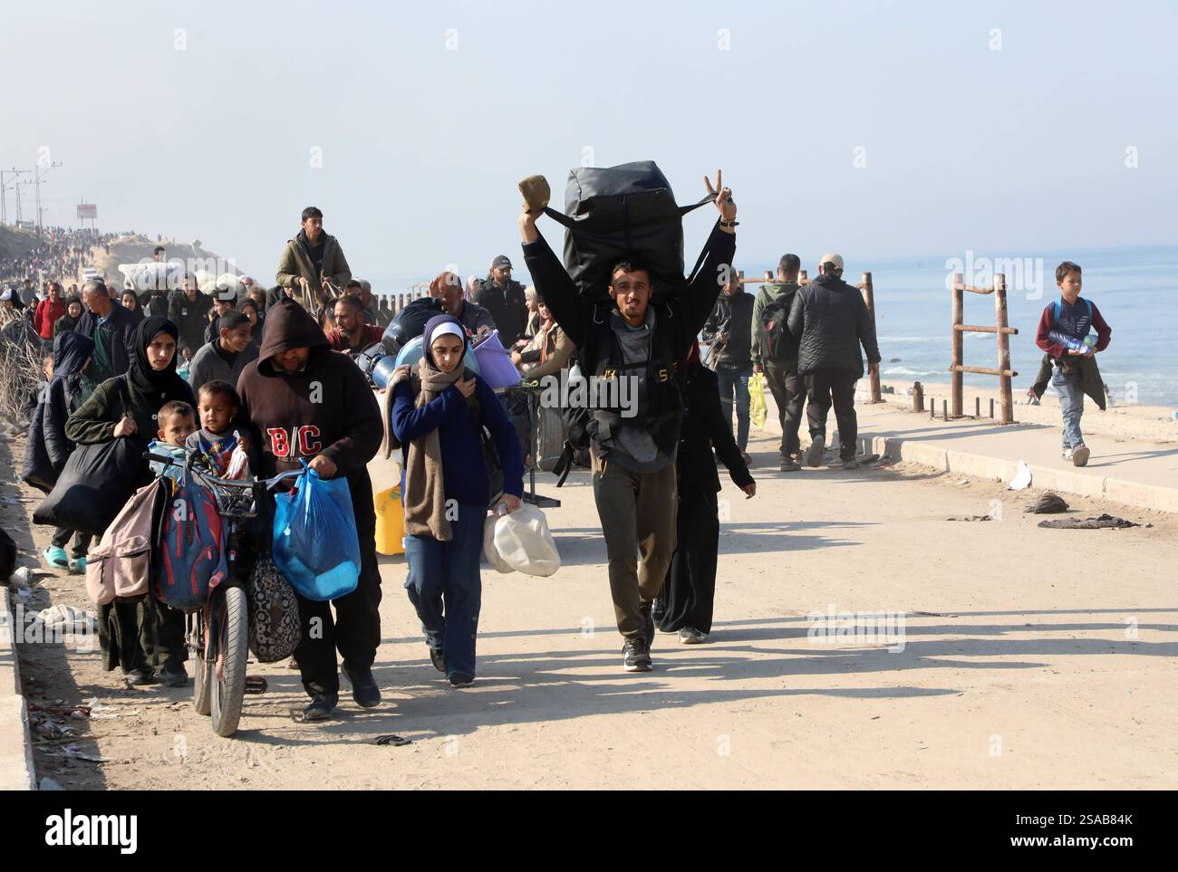 Displaced Palestinians making their way back on foot from the southern ...