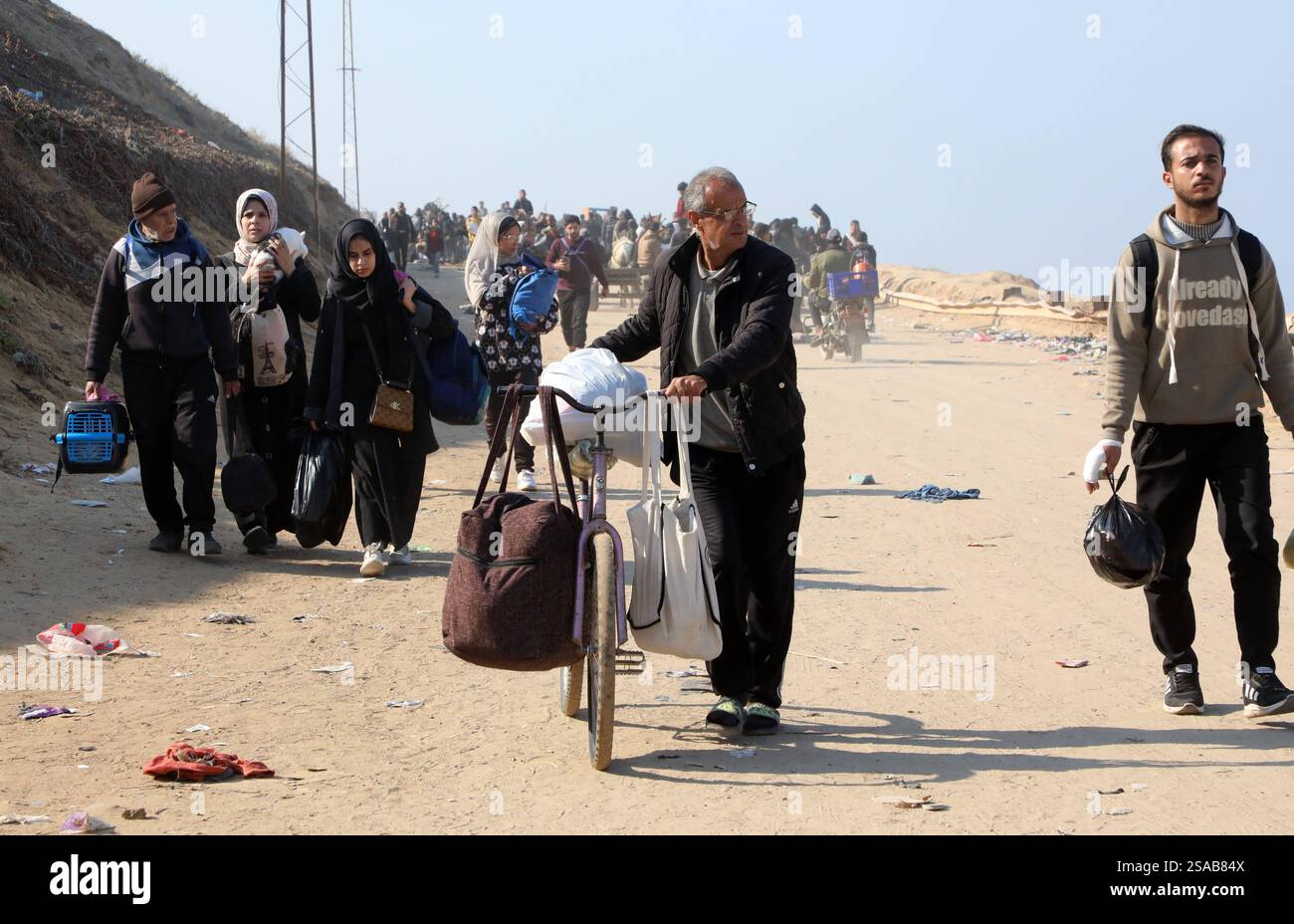 Displaced Palestinians making their way back on foot from the southern ...
