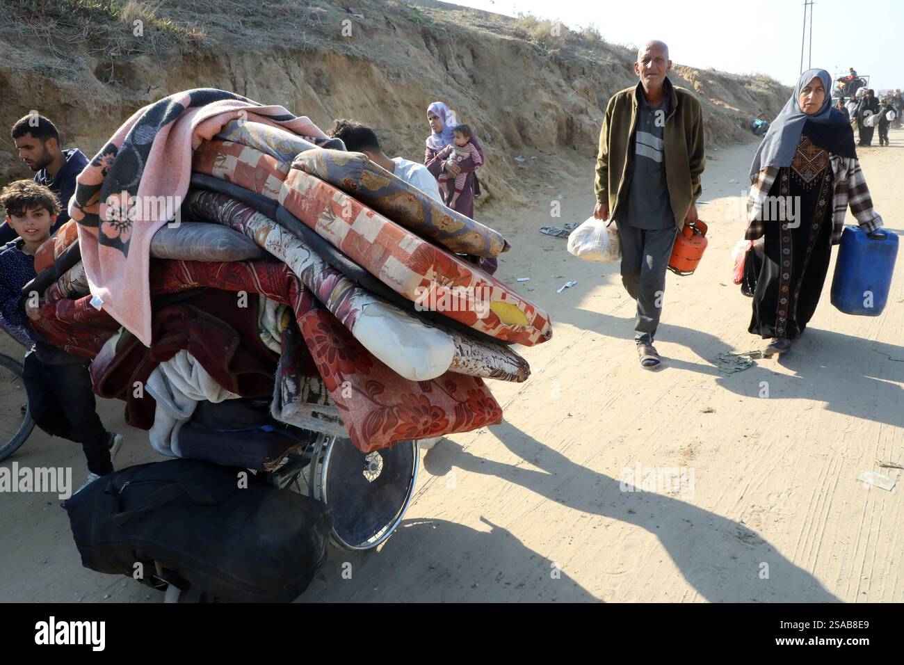 Displaced Palestinians making their way back on foot from the southern ...