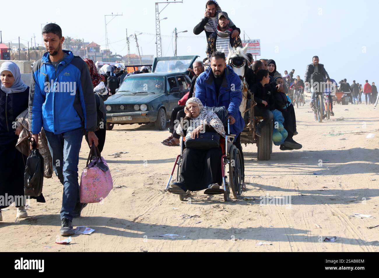 Displaced Palestinians making their way back on foot from the southern ...