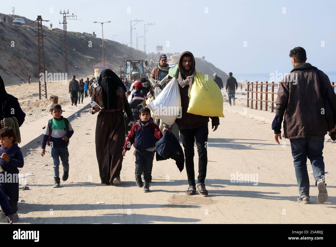 Displaced Palestinians making their way back on foot from the southern ...