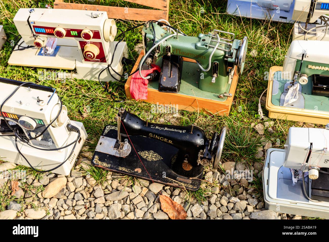 Black singer sewing machine hi-res stock photography and images - Alamy