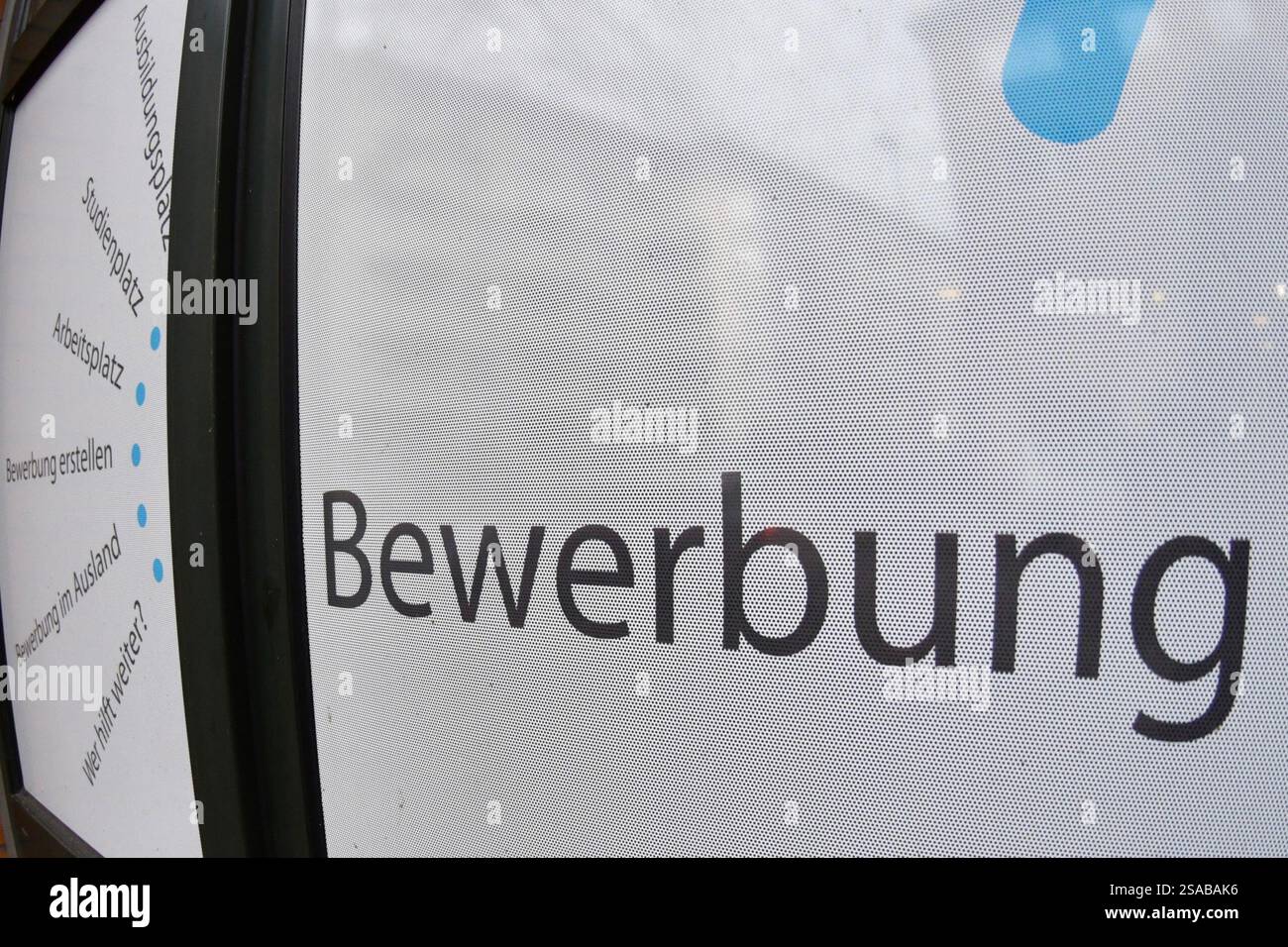 Hanover, Germany. 27th Jan, 2025. A lettering with the word "Bewerbung ...