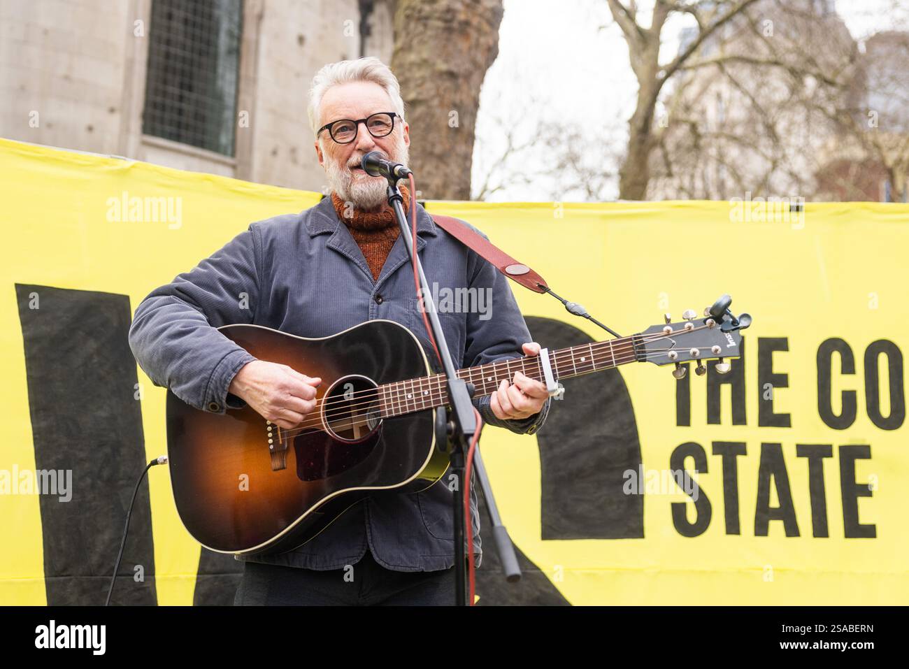 London, UK. 29 JAN, 2025. Musician Billy Bragg performs outside Royal ...
