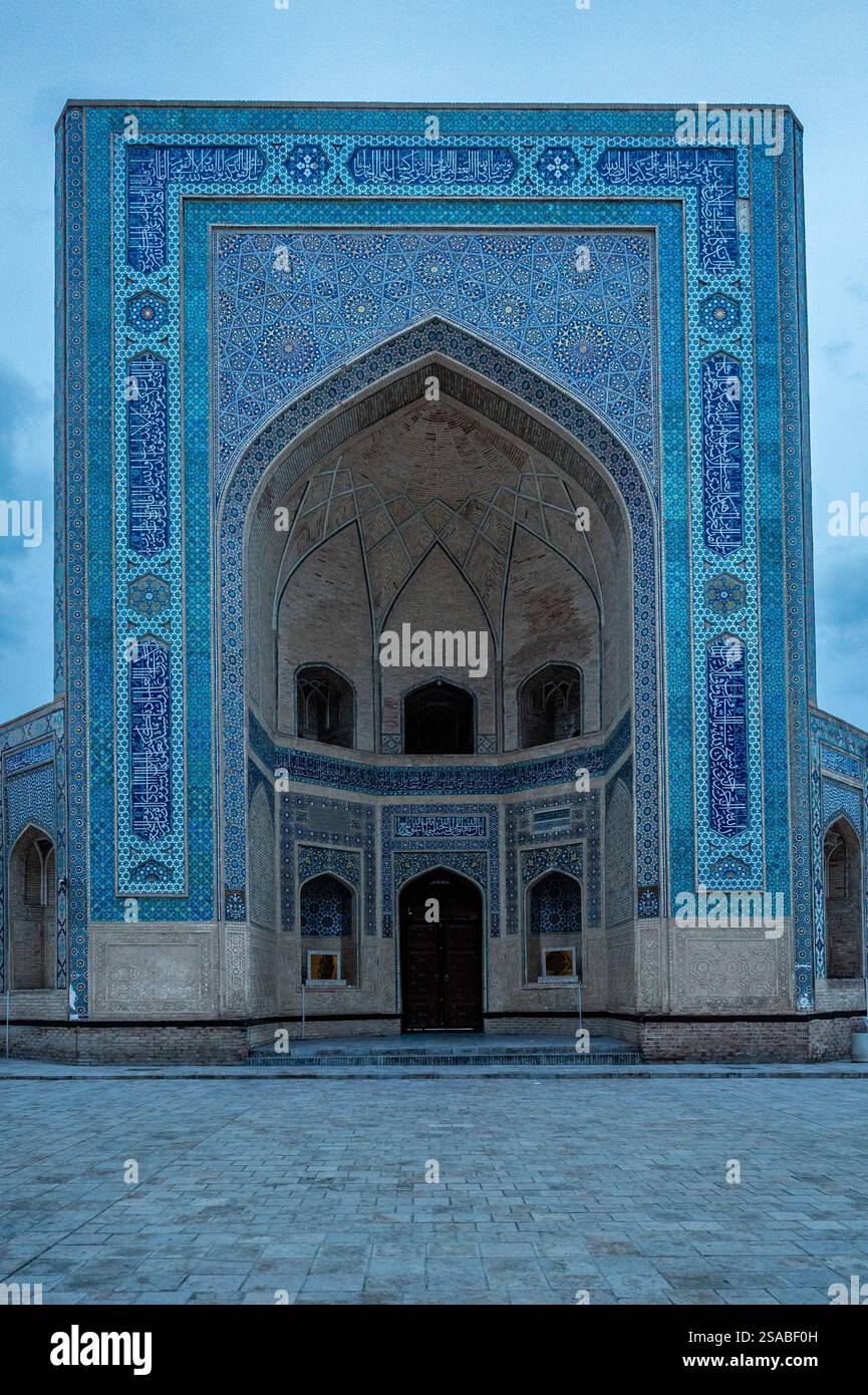 Entrance archway of Kalyan mosque Stock Photo - Alamy
