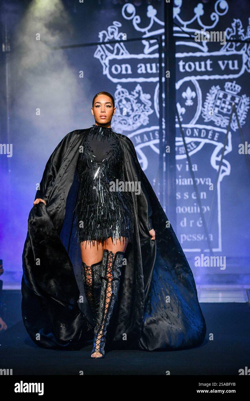 A model walks the runway during the On Aura Tout Vu Haute Couture ...