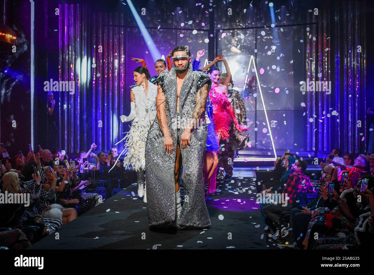A model walks the runway during the On Aura Tout Vu Haute Couture ...