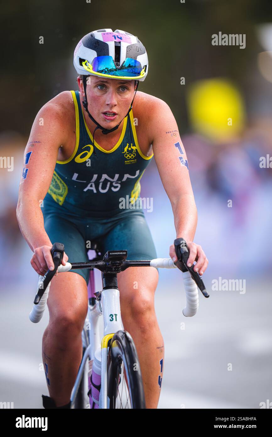 Sophie Linn participating in the triathlon at the Paris 2024 Olympic Games Stock Photo - Alamy