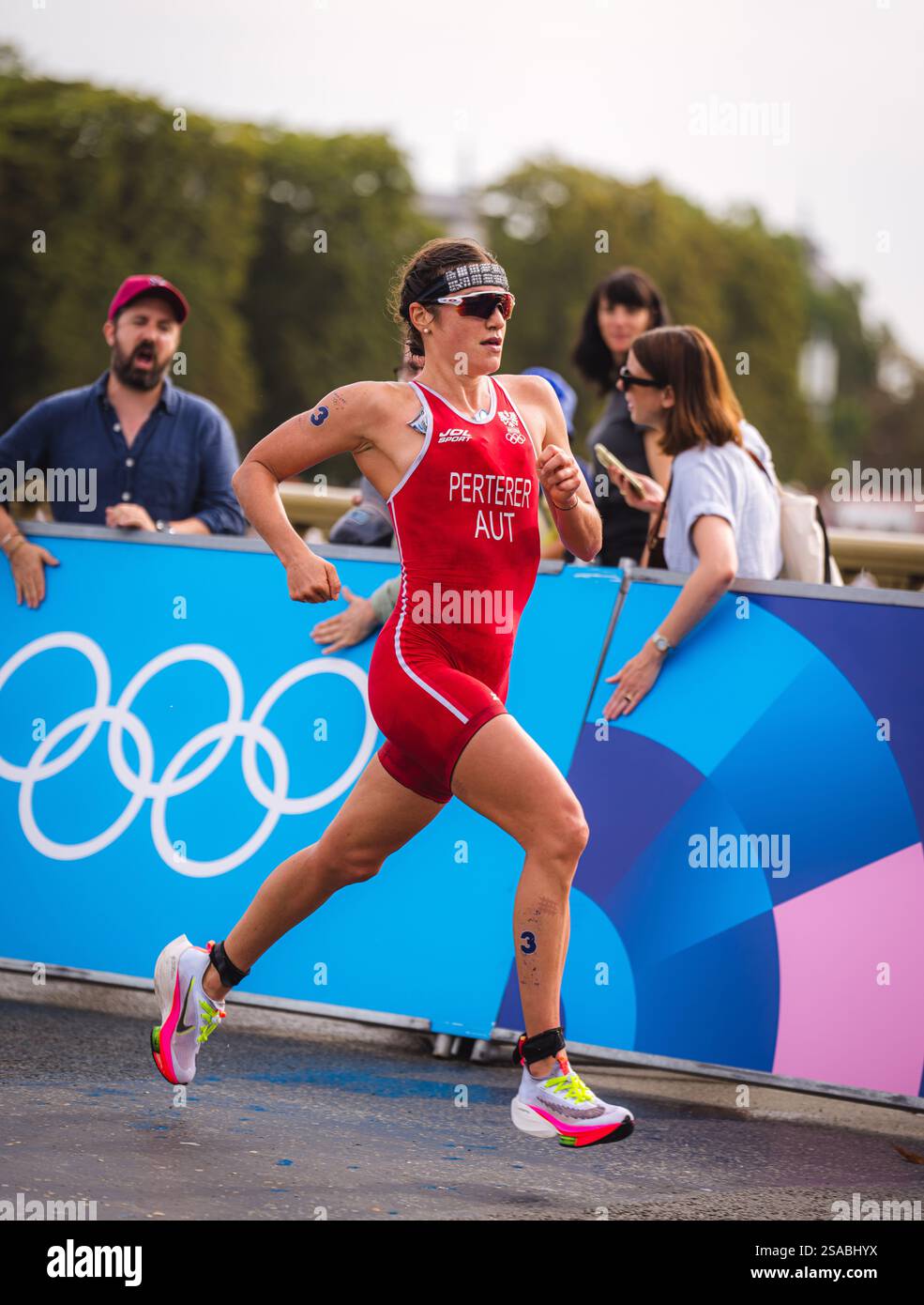 Lisa Perterer participating in the triathlon at the Paris 2024 Olympic Games Stock Photo - Alamy