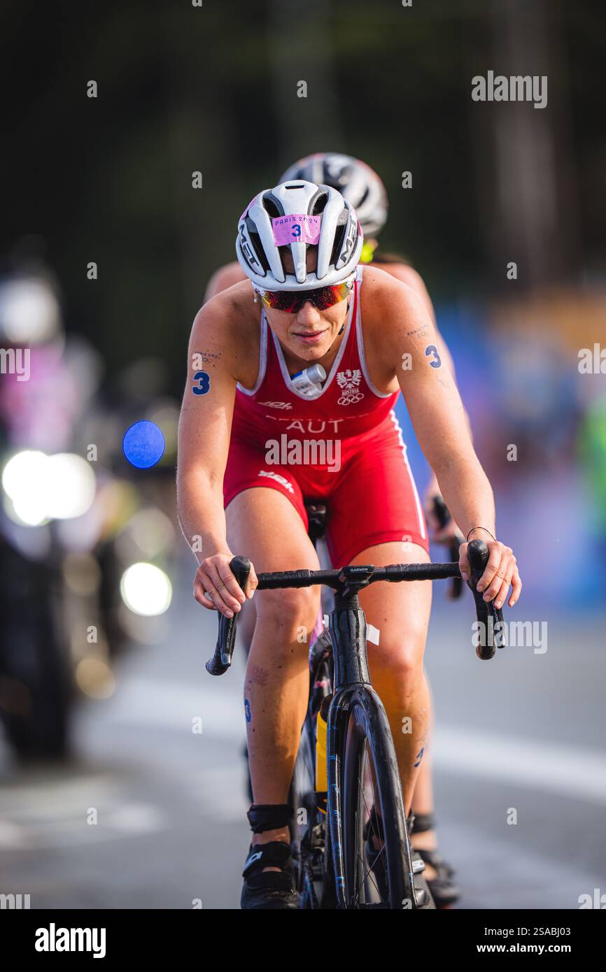 Lisa Perterer participating in the triathlon at the Paris 2024 Olympic Games Stock Photo - Alamy