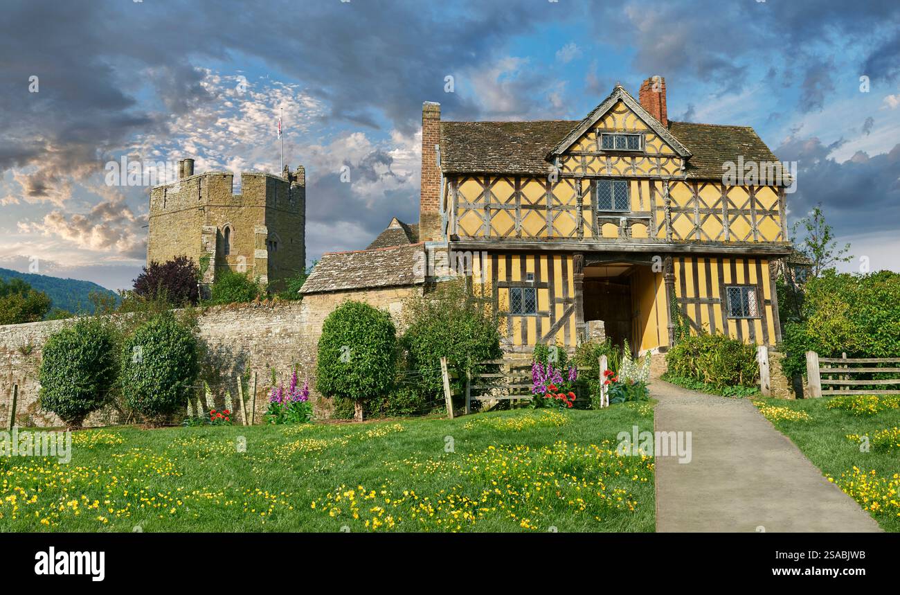 Stokesay castle gate house hi-res stock photography and images - Alamy