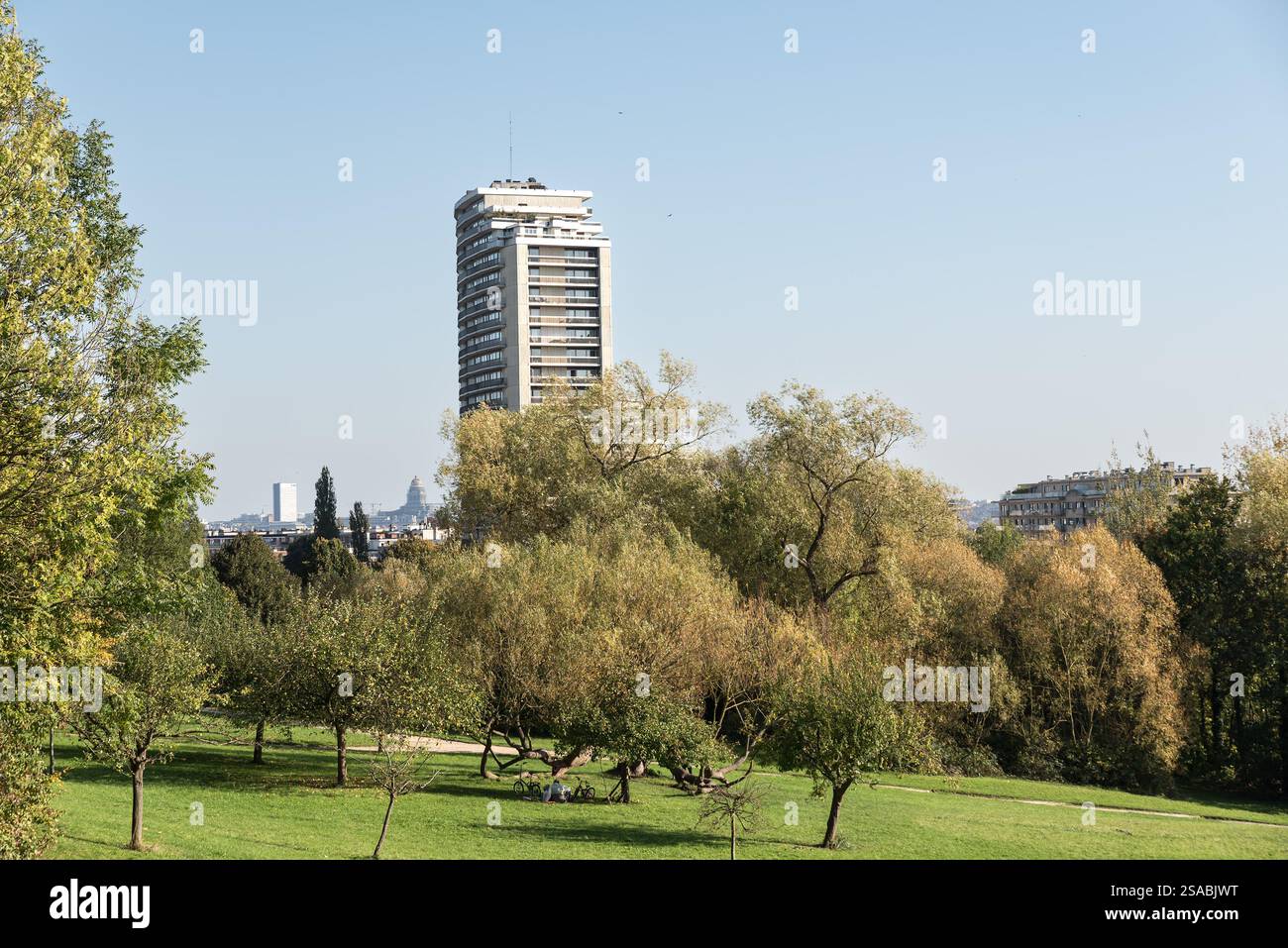 The Scheutbos with green lawns and trees with the high rise apartment ...