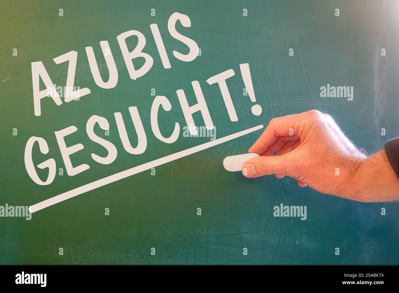 Auszubildende gesucht: Auf einer Schultafel steht AZUBIS GESUCHT ...