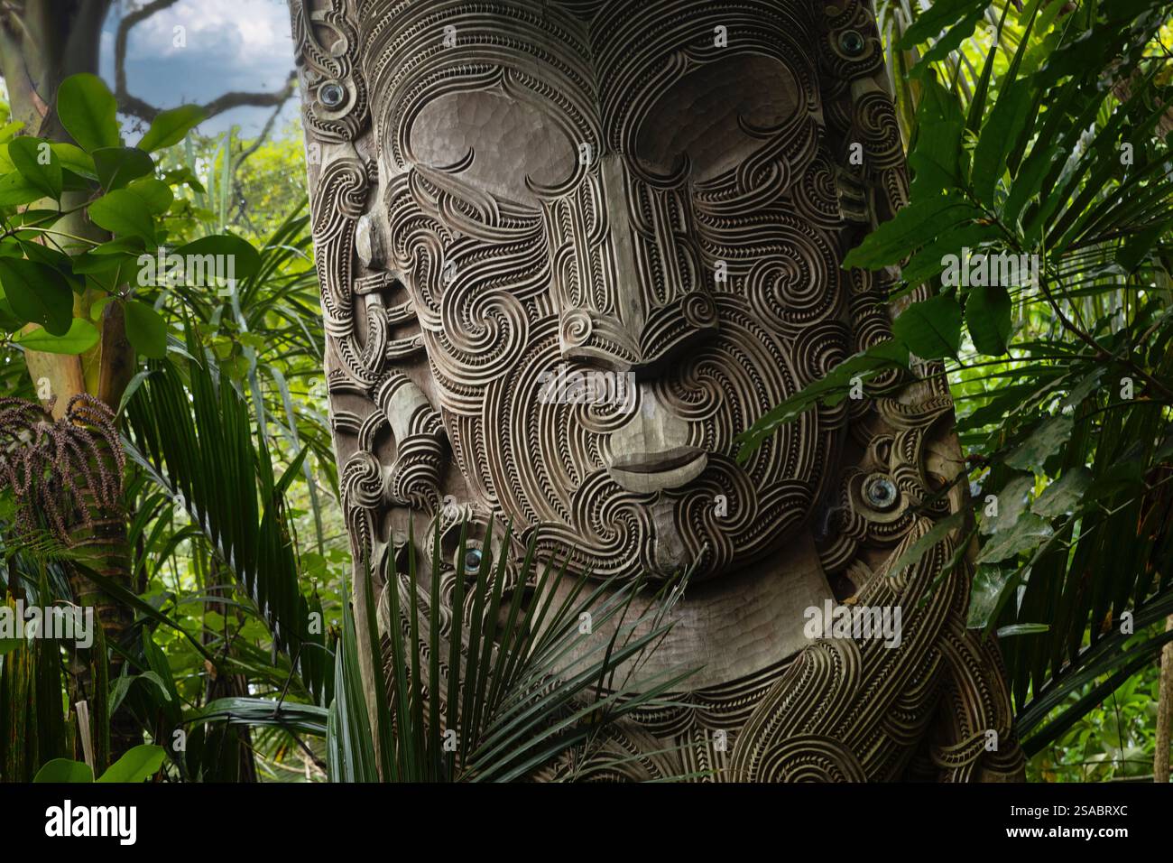 Maori wood carving art New Zealand Stock Photo - Alamy
