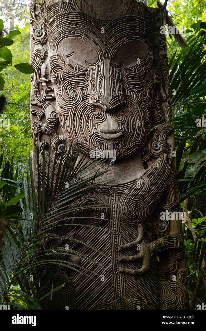 Maori wood carving art New Zealand Stock Photo - Alamy