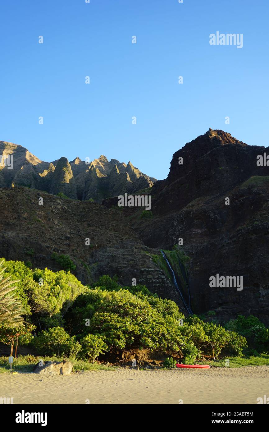 Dramatic cliffs and lush greenery at Kalalau Beach, Na Pali Coast ...