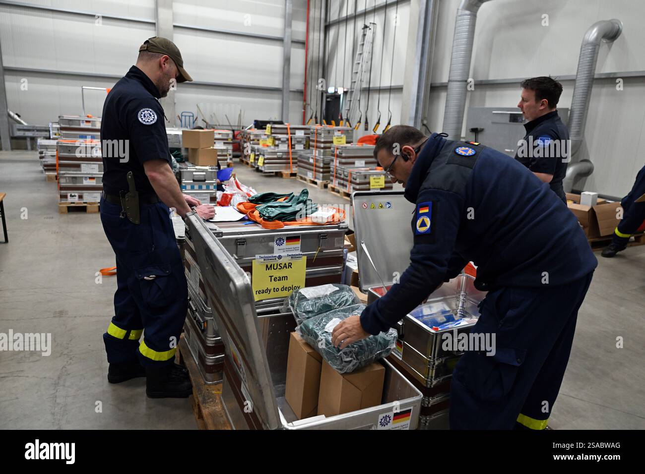 Hilden, Germany. 22nd Jan, 2025. Members of the THW Rapid Deployment ...